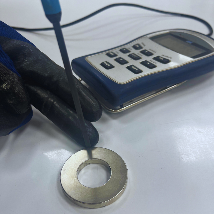 Imán de neodimio en forma de disco. Medidas: 4x1 mm. Potencia: 2240 Ga
